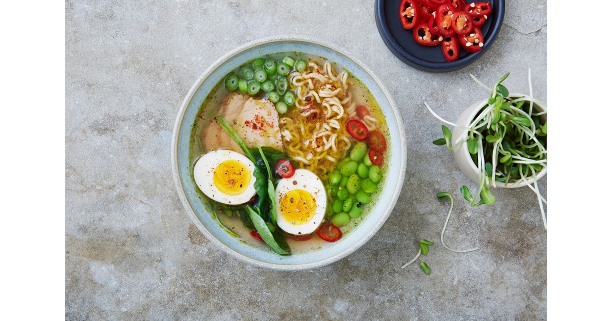 Ramen-nudelsuppe med æg, rejer og kylling
